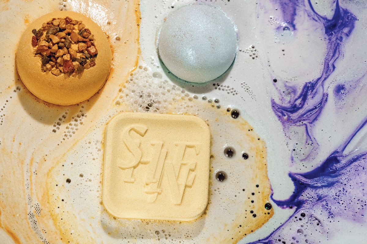 Return to calm with 3 shimmering bath bombs - STENDERS Cosmetics